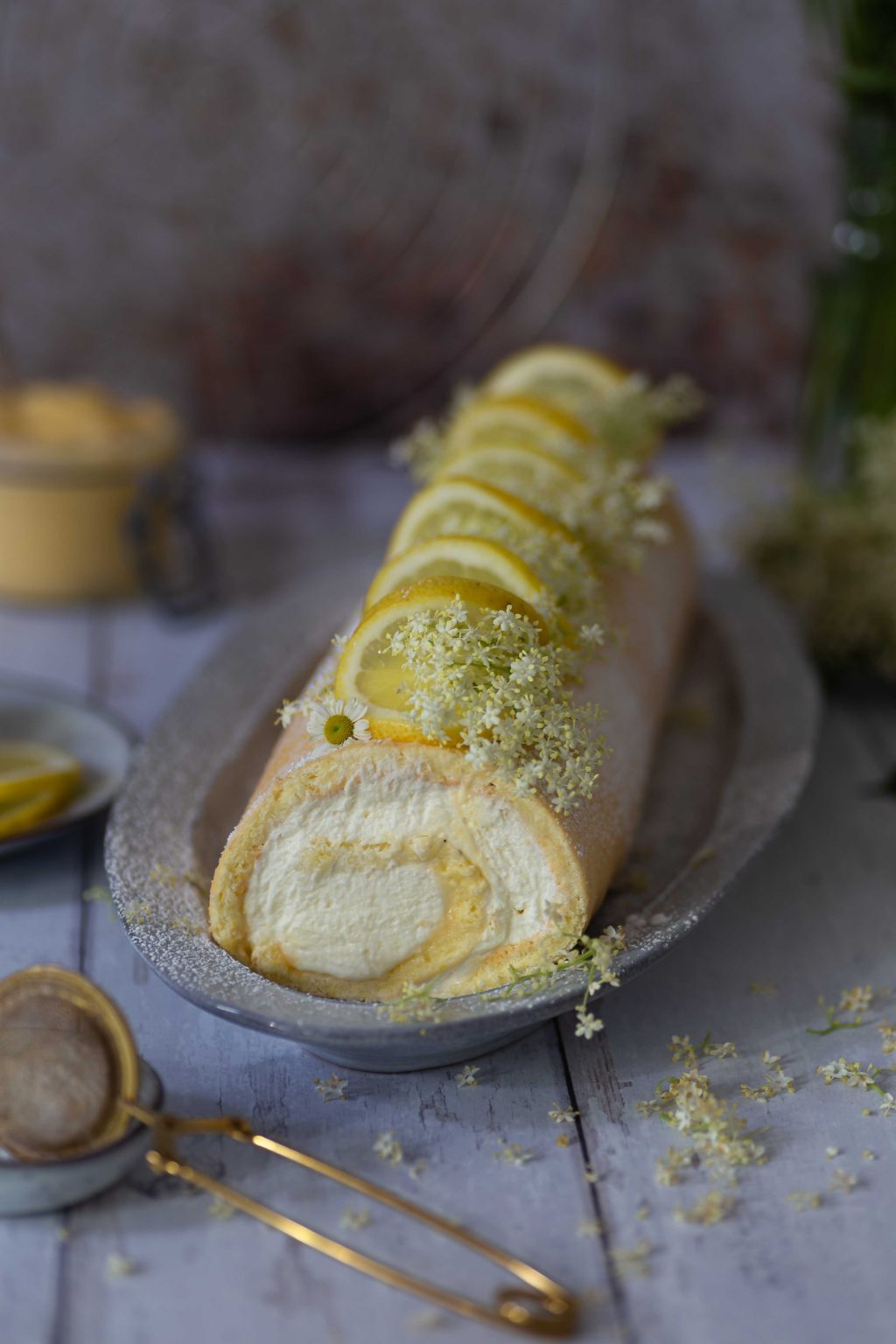 Zitronenrolle | Zitronige Biskuitrolle mit Lemon Curd – La Crema