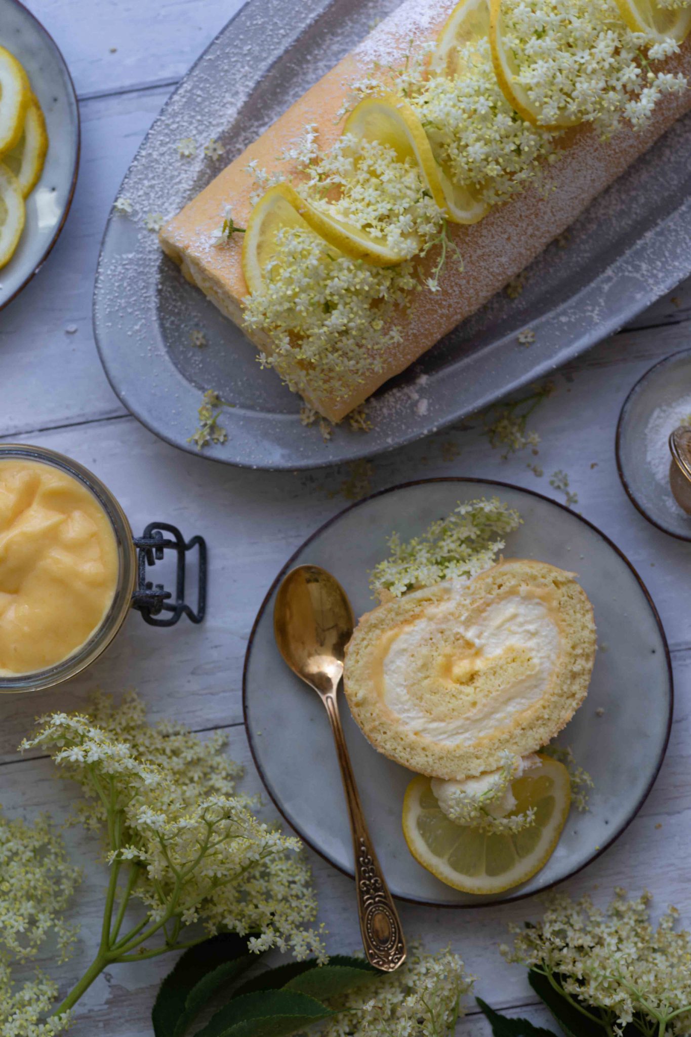 Zitronenrolle | Zitronige Biskuitrolle mit Lemon Curd – La Crema