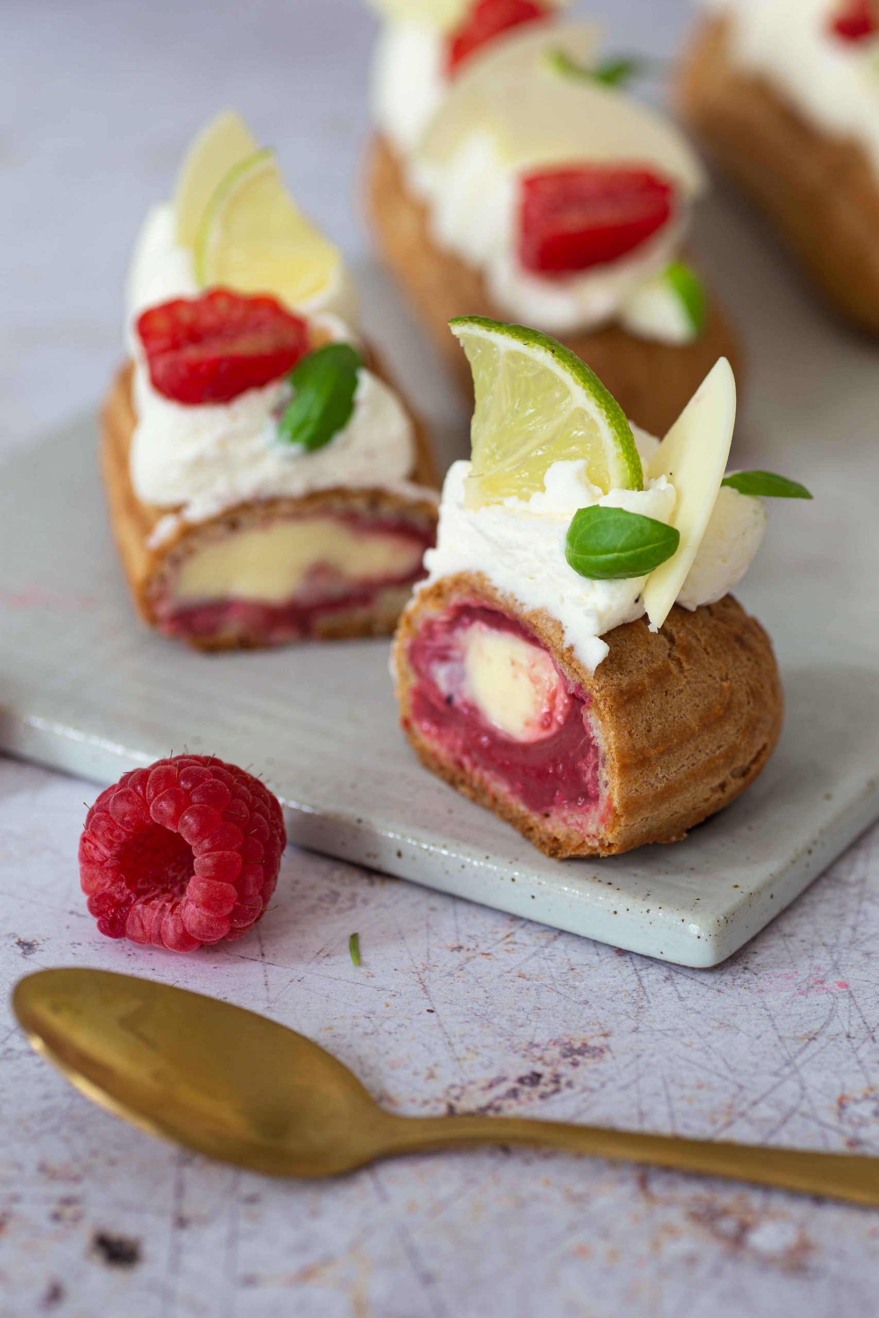 Himbeer-Eclairs mit Limettencremeux & Basilikumsahne – La Crema