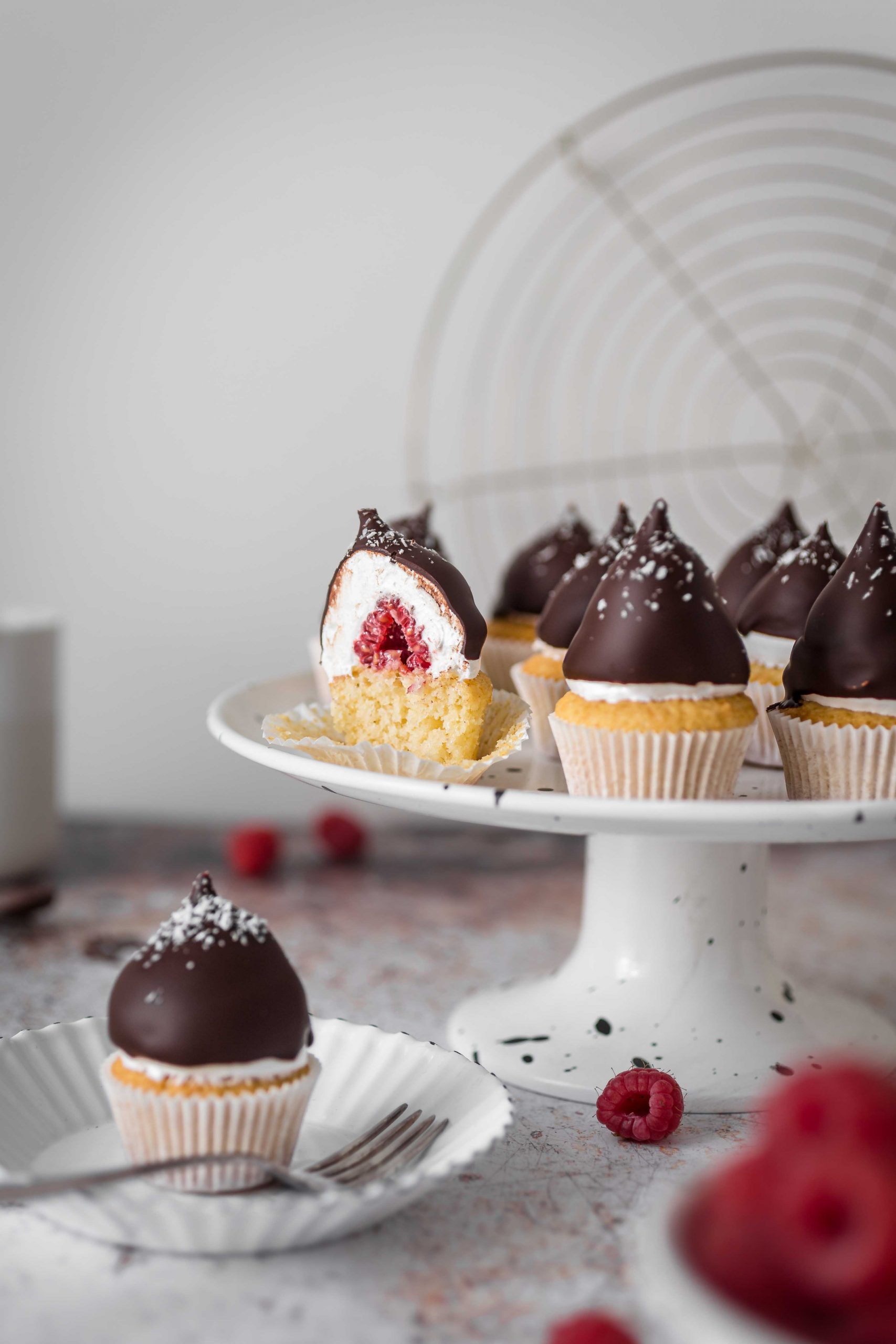 Mini Schokokuss-Cupcakes mit Himbeeren – La Crema