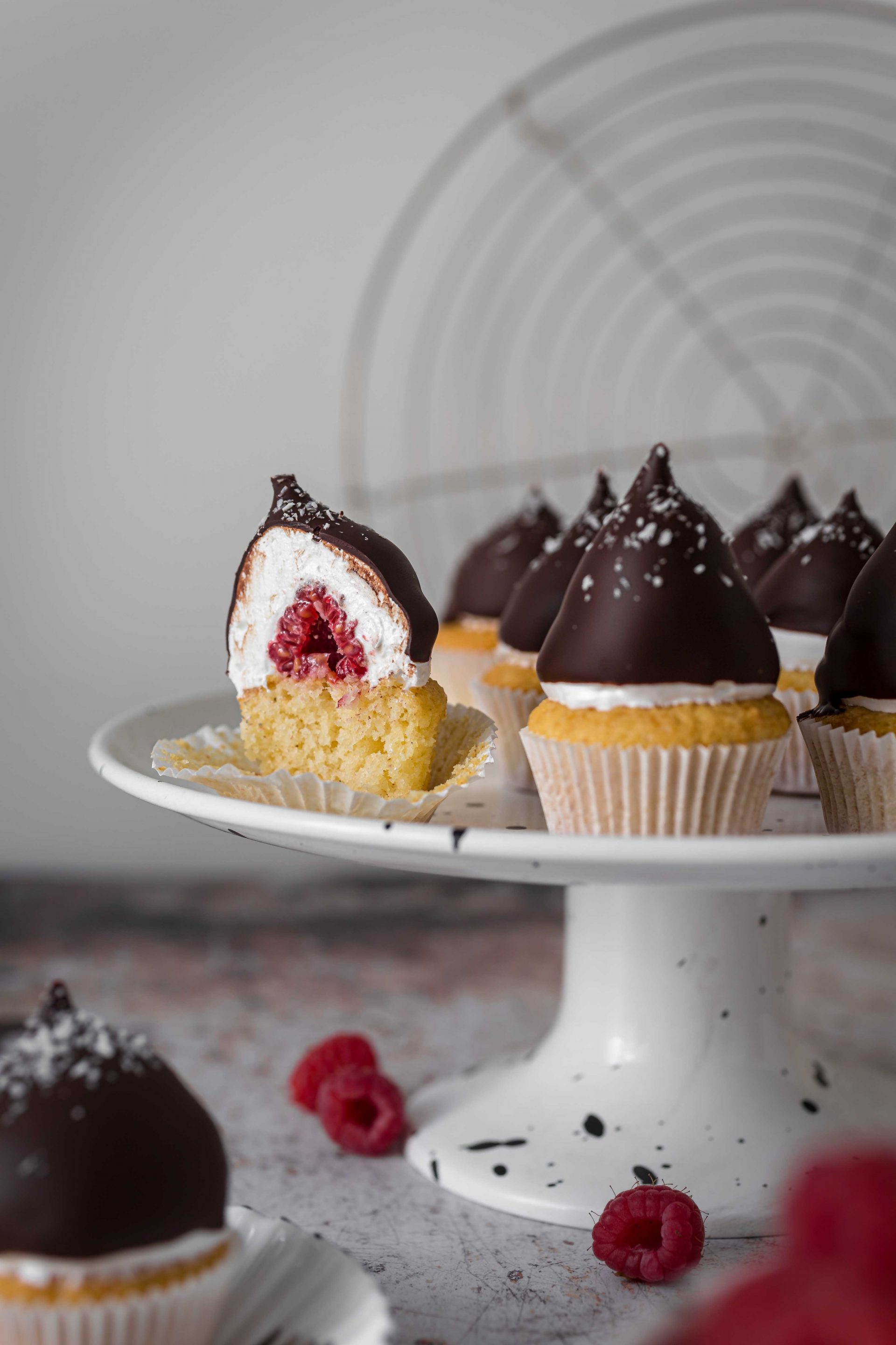 Mini Schokokuss-Cupcakes mit Himbeeren – La Crema