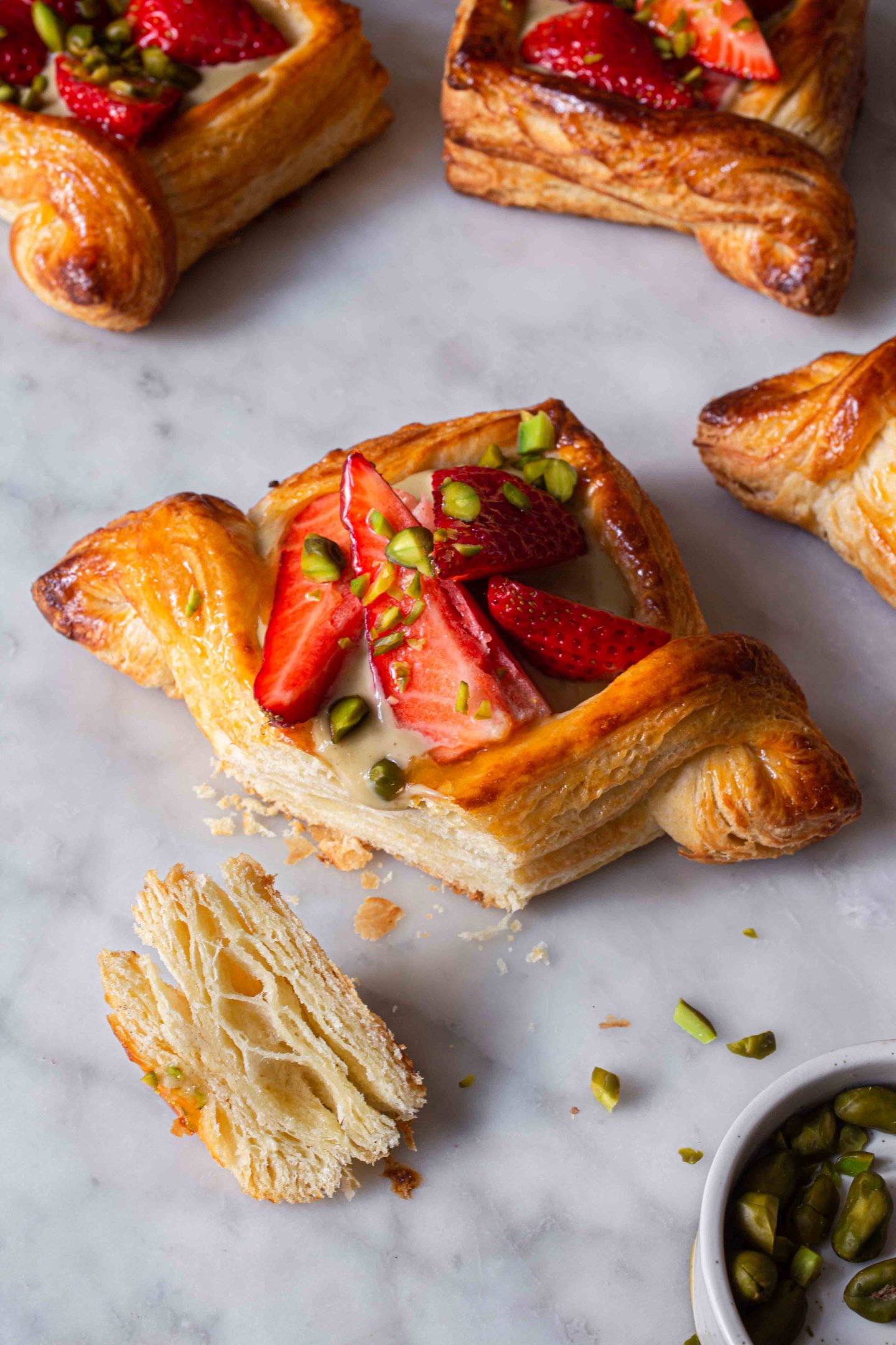 Spandauer mit Erdbeeren & Pistaziencreme – La Crema