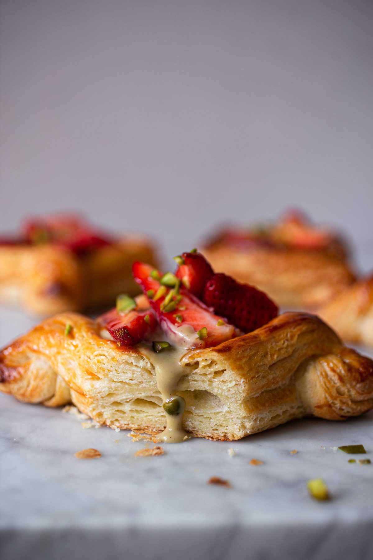 Spandauer mit Erdbeeren & Pistaziencreme – La Crema